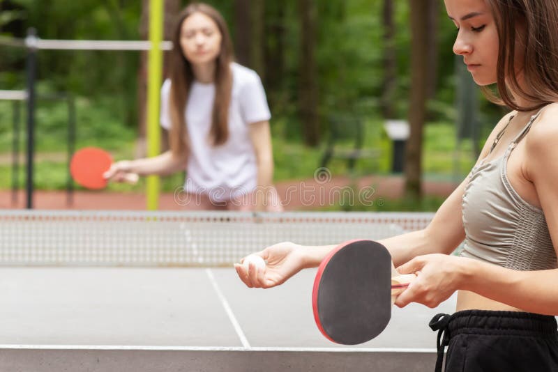 Adolescentes Con Ping Pong Jugando Al Ping Pong Con Raquetas De Ping ... Adolescentes Con Ping Pong Jugando Al Ping Pong Con Raquetas De Ping ...