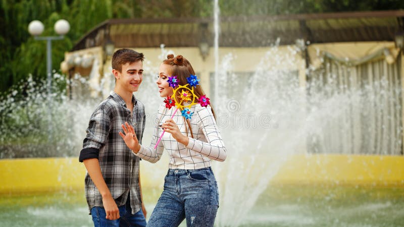Adolescentes Enamorados Abrazados Fuertemente Imagen de archivo ...