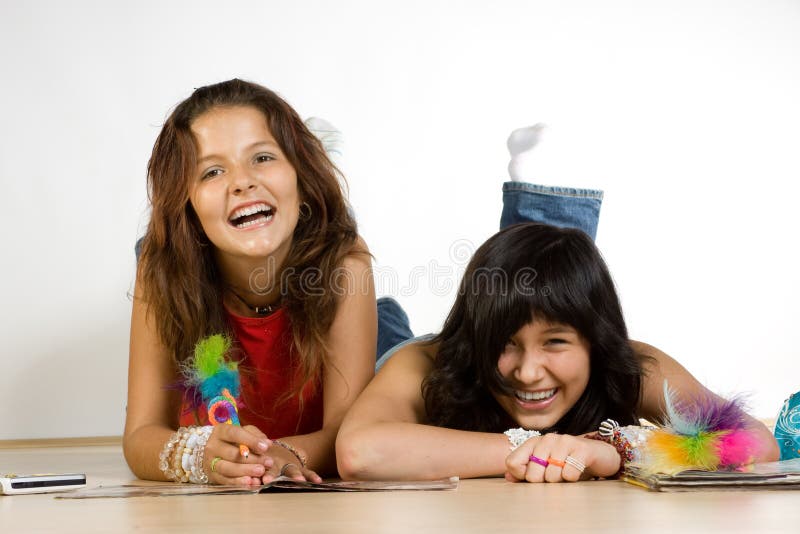 Adolescentes felices imagen de archivo. Imagen de actitud - 6066057