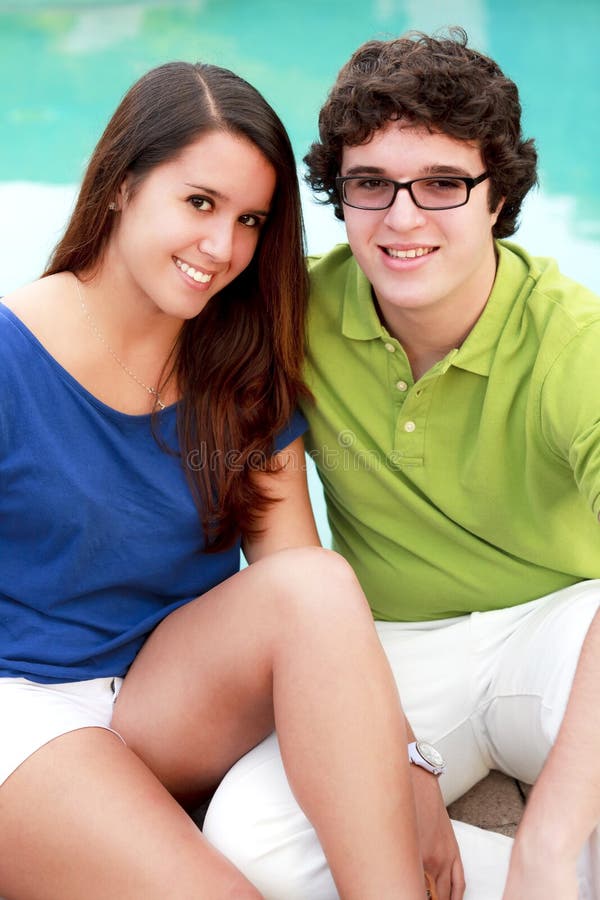Adolescentes Felices Al Aire Libre Imagen de archivo - Imagen de ...