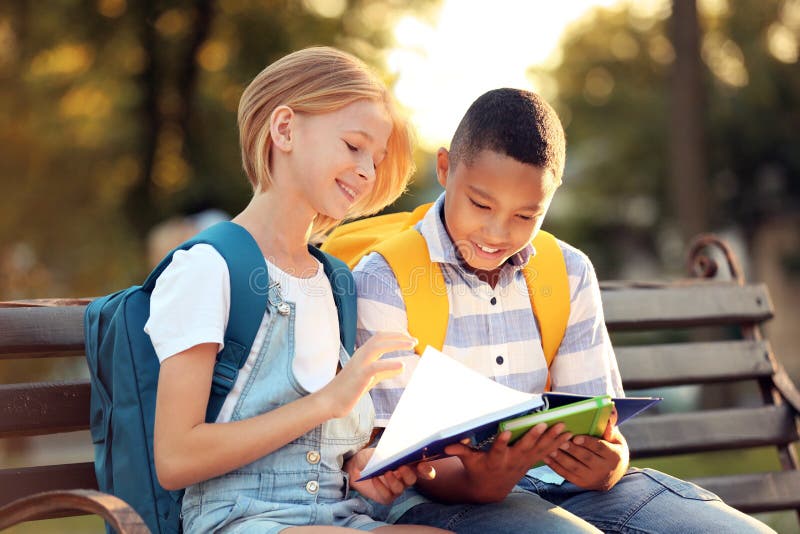 Grupo De Adolescentes útiles Que Plantan Y Que Ponen En Orden La Flor ...