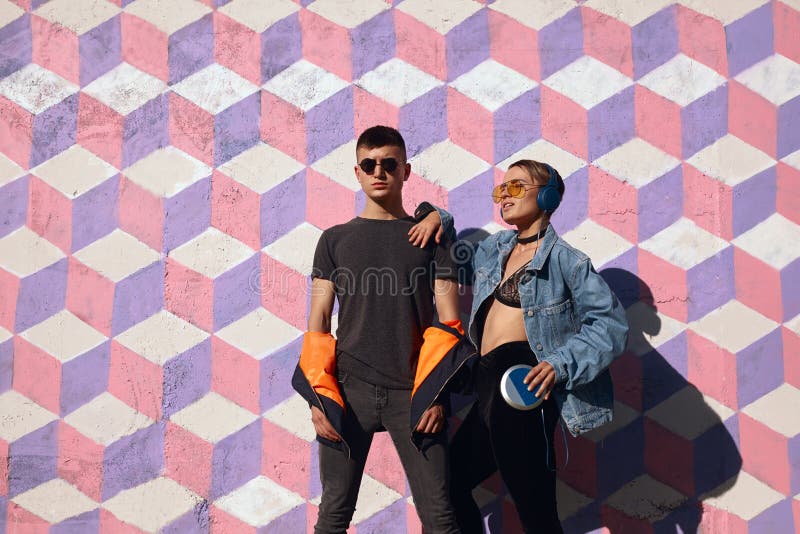 Adolescenti Alla Moda in Abbigliamento D'avanguardia Fotografia Stock ...