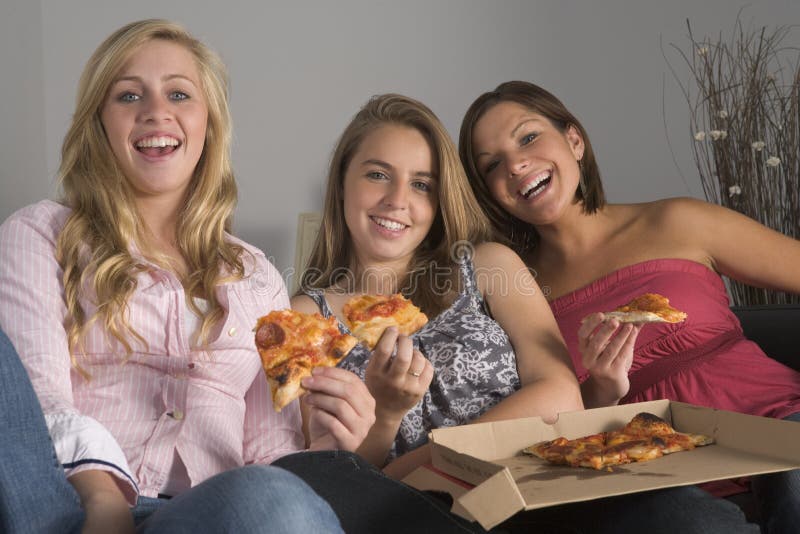 Adolescenti Che Mangiano Pizza Immagine Stock - Immagine di adolescenti ...