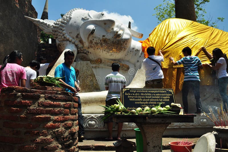 Adore al Buda en el templo fotografía editorial. Imagen de budismo ...