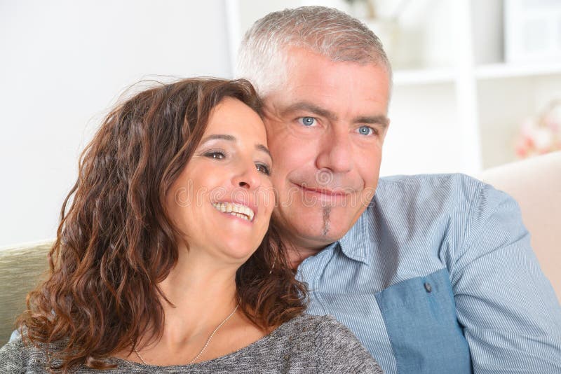 Adultos felizes foto de stock. Imagem de fêmea, maduro - 37746110