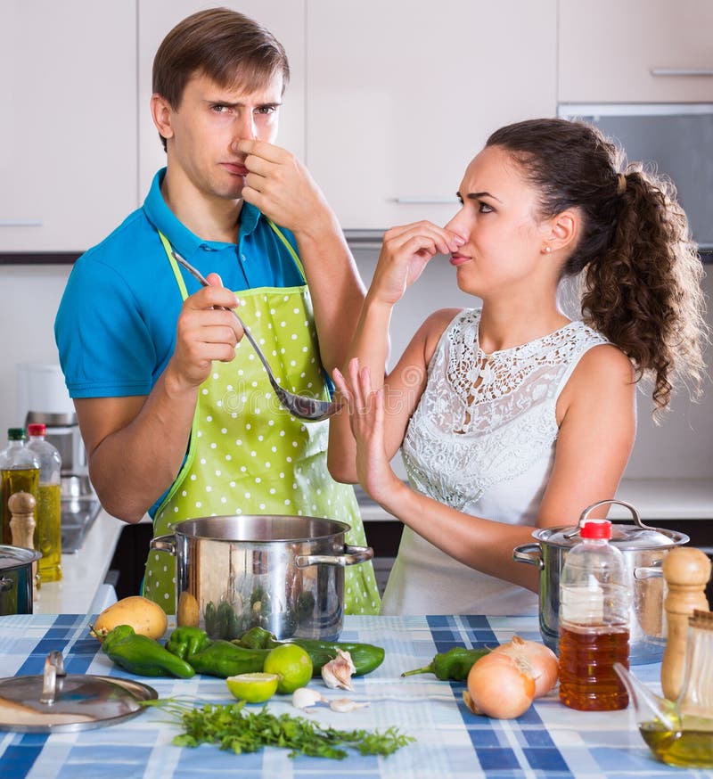 Hembra Con El Pescado Asqueroso Que Apesta Foto de archivo - Imagen de ...