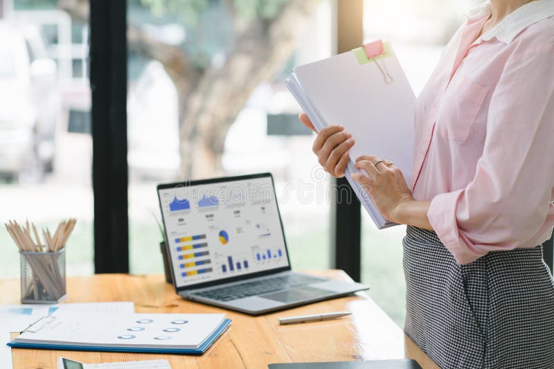 Advisor Financial Business Analytics Woman Analyzing Data Charts ...