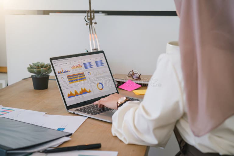 Advisor Financial Business Analytics Woman Team Analyzing Data Charts ...