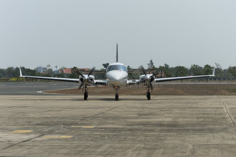 Aereo di decollo immagine stock. Immagine di cielo, enorme - 69895377