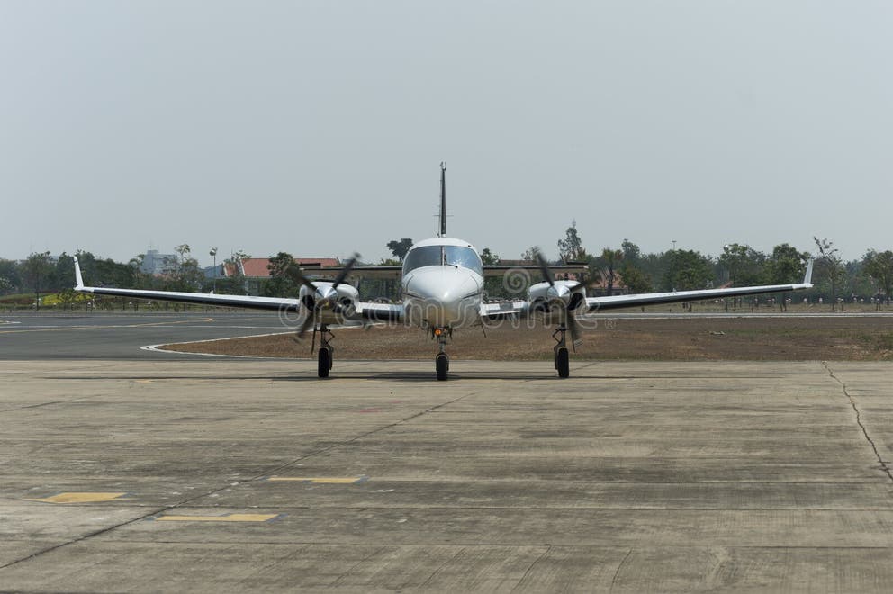 Aereo di decollo immagine stock. Immagine di cielo, enorme - 69895377