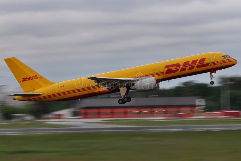 Aereo di DHL fotografia editoriale. Immagine di decollo - 31066947