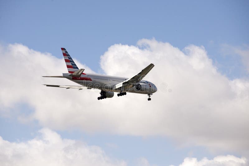 Aereo Di Linea 777 Sull'avvicinamento Finale a Terra Fotografia ...