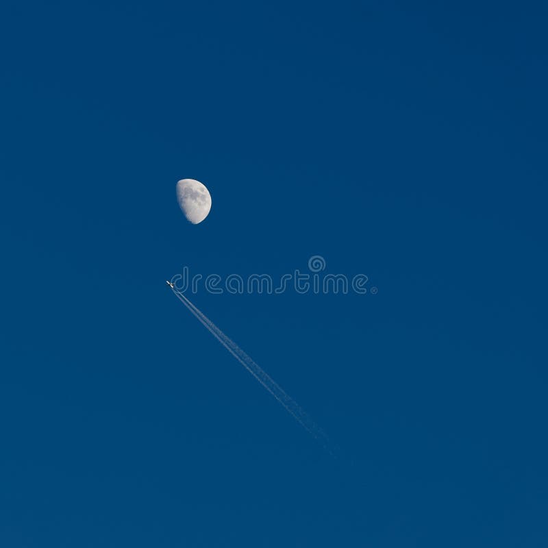 Aereo e luna nel cielo immagine stock. Immagine di velocità - 49011045