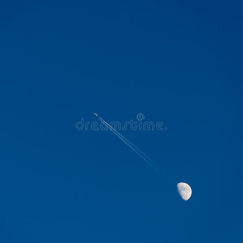 Aereo e luna nel cielo fotografia stock. Immagine di aereo - 49011122