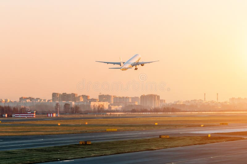 Aereo Che Decolla Dalla Pista Dell'aeroporto In Caso Di Maltempo, Bassa ... Aereo Che Decolla Dalla Pista Dell'aeroporto In Caso Di Maltempo, Bassa ...