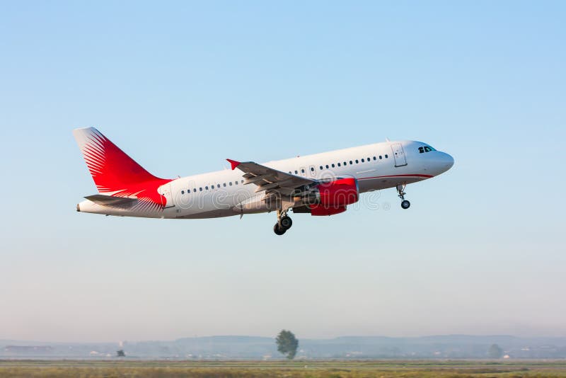 L'aereo decolla fotografia stock. Immagine di volo, aereo - 4147348