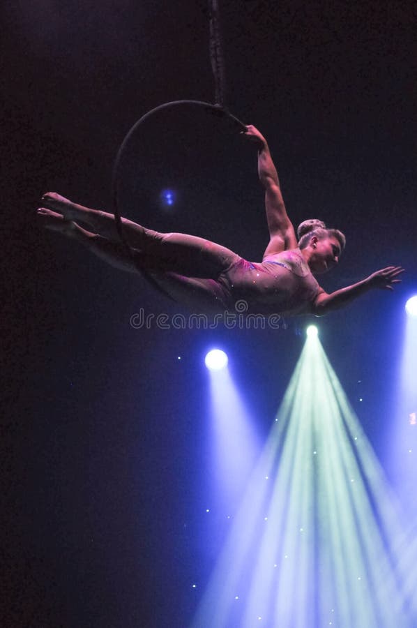 Aerialist Femenino Que Realiza La Demostración Fotografía editorial ...
