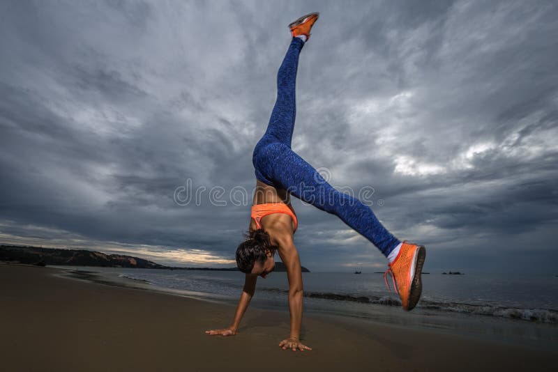 Aerob auf dem Strand stockfoto. Bild von verlust, gesund - 80121564