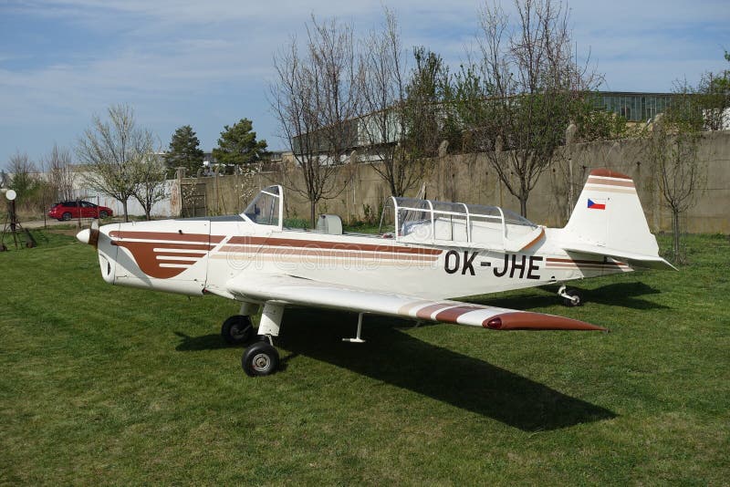 Aeronave De Vintagem Z126 Da Zlin Imagem Editorial - Imagem de colheita ...
