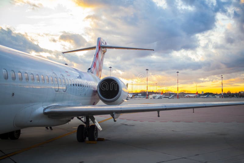 Aeroplano Al Portone Terminale Pronto Per Il Decollo Fotografia ...