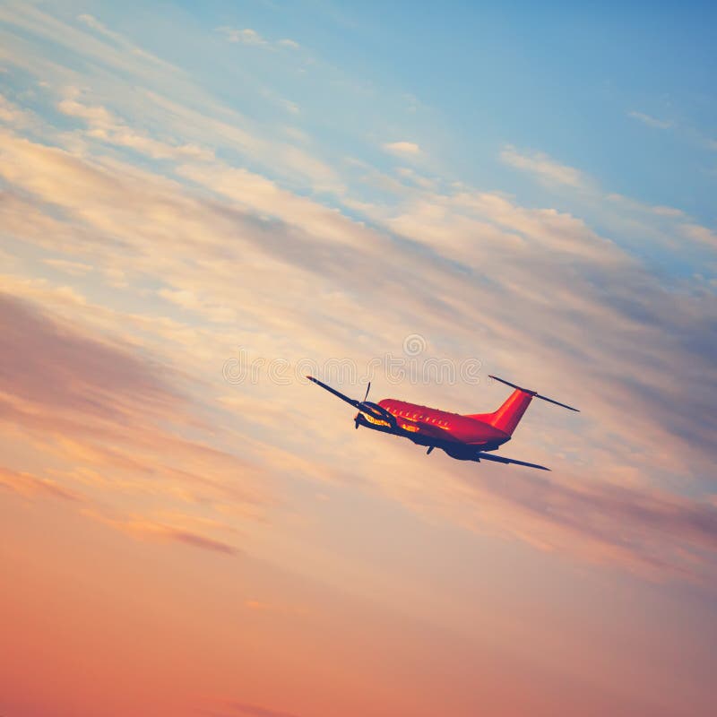 Aeroplano Che Decolla Al Tramonto Foto Stock - Download 118 Royalty ...