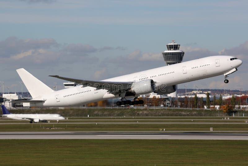 Aeroplano Che Decolla All'aeroporto Fotografia Stock - Immagine di ...