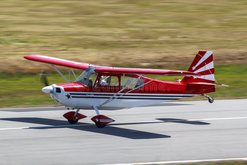 Aeroplano rojo imagen de archivo. Imagen de cielo, motor - 31863481