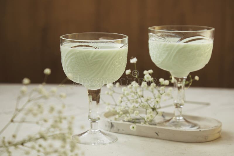 Aesthetic Green Healthy Cocktails. Low Alcohol, Zero Proof Drinks ...