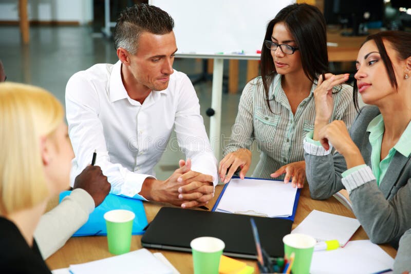 Vertikal Bild Av Glada Människor Med Flera Raser Som Har Ett Möte På ...