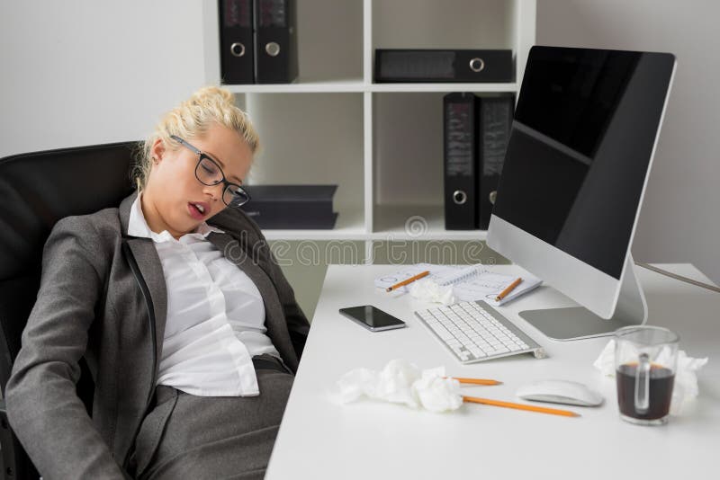 Stressad Och Utmattad Kvinna Som Sitter På Kontoret Fotografering för ...