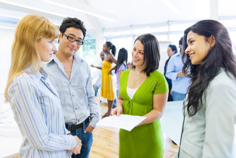 Gruppdiskussion Med Anförandebubblor Arkivfoto - Bild av bakgrund ...