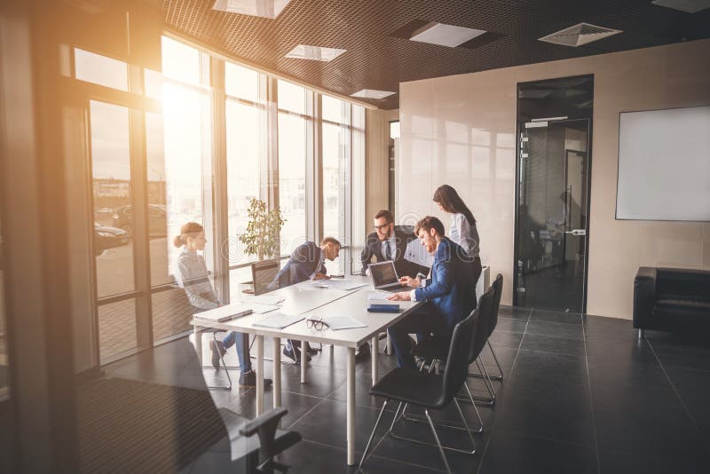 Gens D'affaires Battant Leurs Mains Photo stock - Image du célébration ...