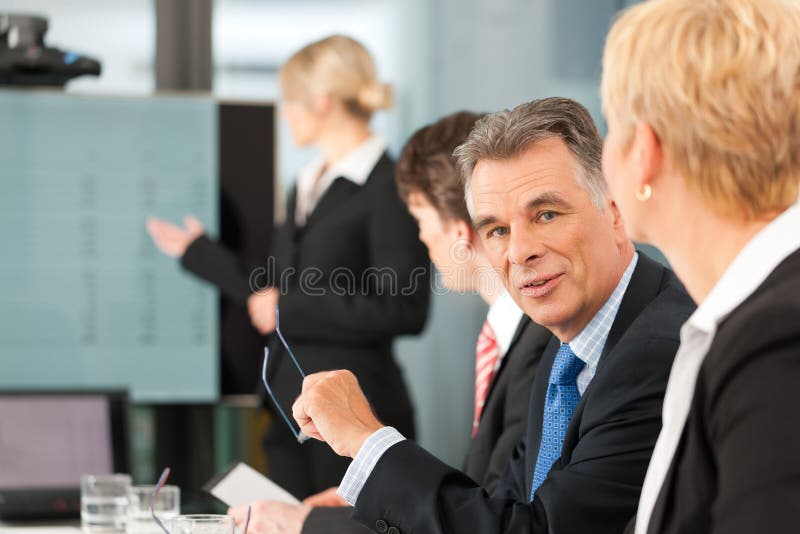 Affaires - équipe Dans Le Bureau Image stock - Image du auditeur, businessman: 27225149