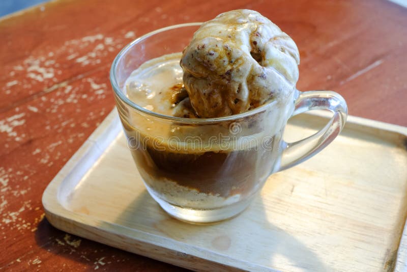 Affogato con helado imagen de archivo. Imagen de postre - 229542947