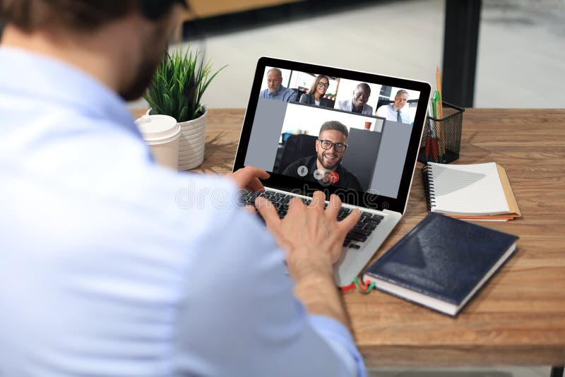 Affärsmannen Talar Om Videosamtal Med Kollegor Om Onlinegenomgång Under ... Affärsmannen Talar Om Videosamtal Med Kollegor Om Onlinegenomgång Under ...