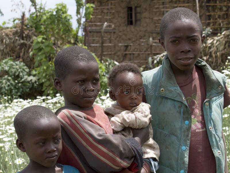 Fattiga Barn Som Får Godisar Redaktionell Fotografering för Bildbyråer ...