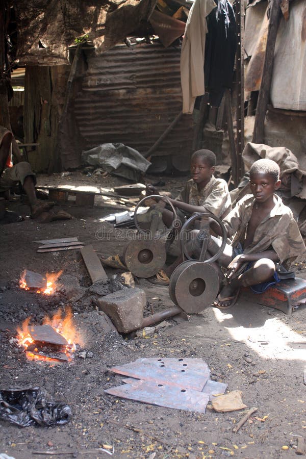 Barnarbete i Afrika redaktionell bild. Bild av tillverkning - 8480881