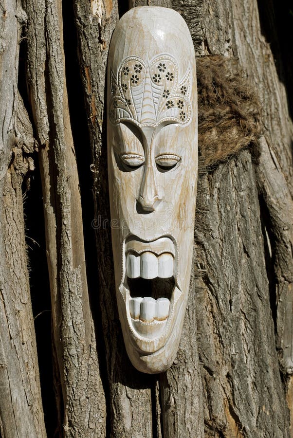 Afrikaanse Traditionele Etnische En Mysticus Houten Maskers Stock ...