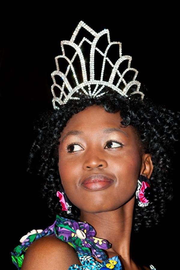 Afrikaans Model Met Diamantkroon Stock Foto - Image of gebeurtenis ...