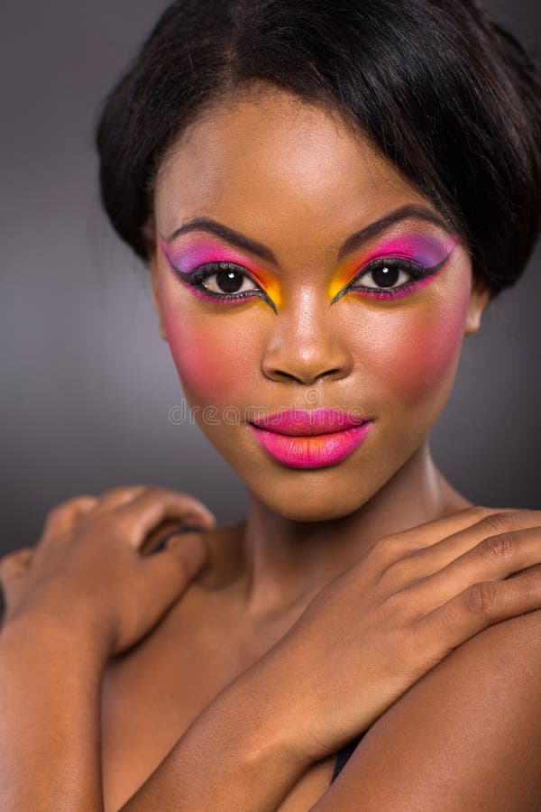 Afrikaanse Model Traditionele Kledij Stock Foto - Image of aanbiddelijk ...