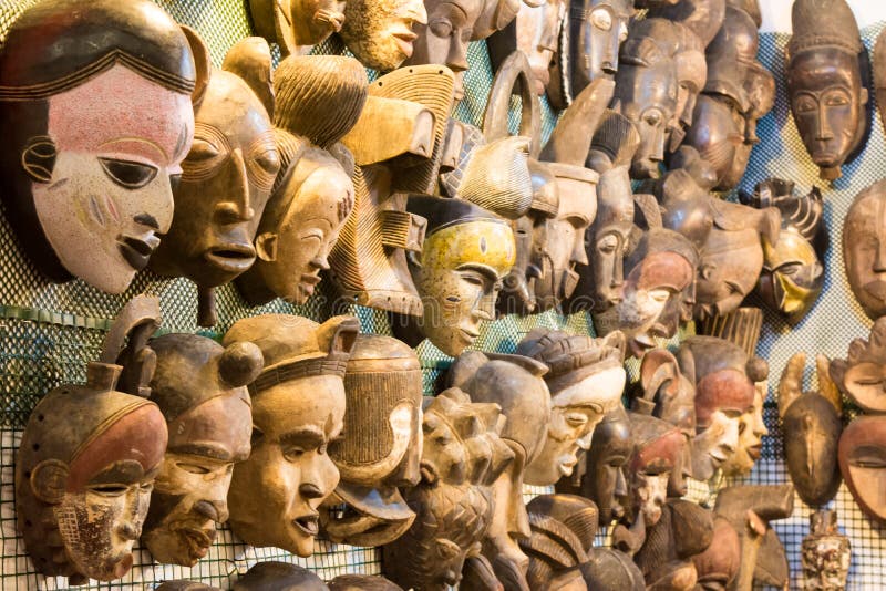 Afrikaanse Maskers Bij De Markt Stock Foto - Image of primitief ...