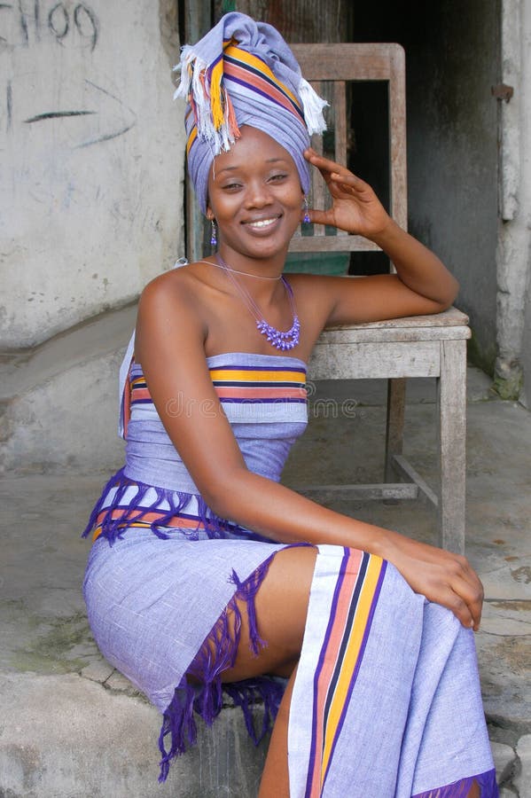 Afrikaanse Model Traditionele Kledij Stock Foto - Image of aanbiddelijk ...