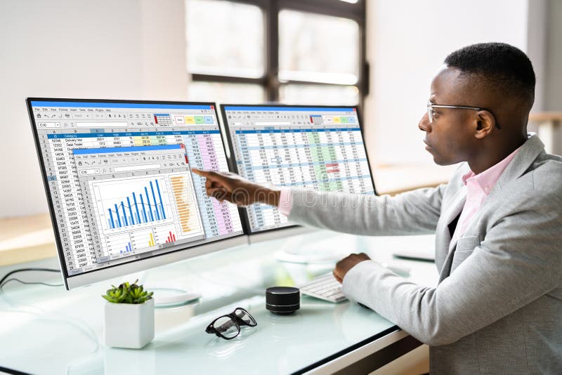 Afrikanischer Datenanalyst Mithilfe Von Tabellenkalkulationstabellen ...