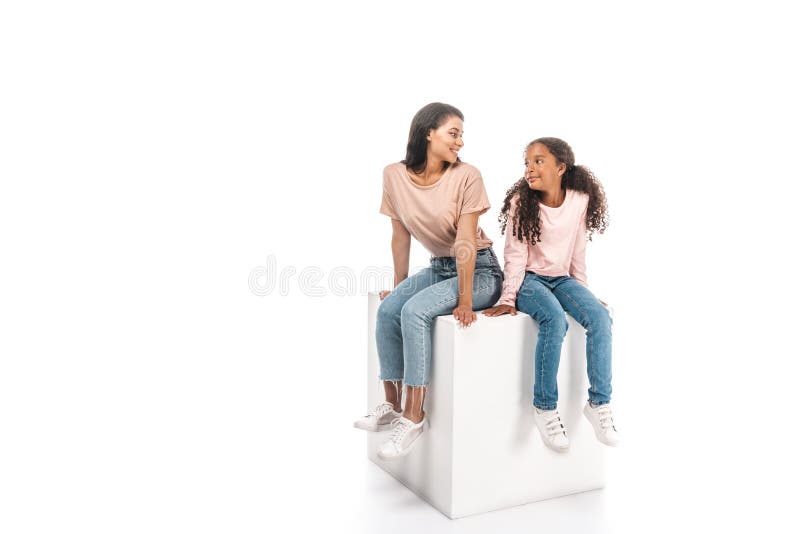 Afrikansk Amerikansk Mor Och Dotter Tittar På Varandra Medan De Sitter