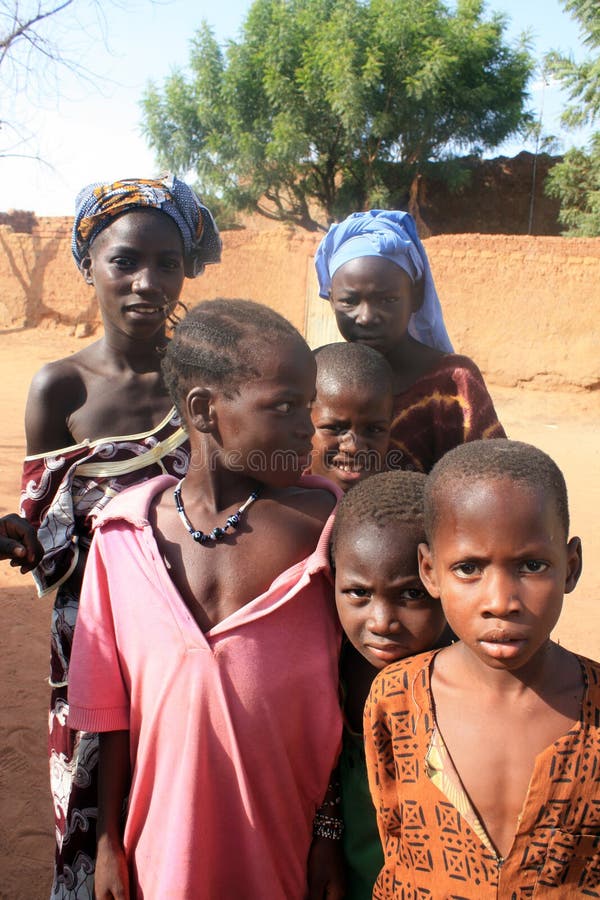 Gruppen Afrikanska Svarta Barn Som Arbetar Med Papper Och Ritning ...