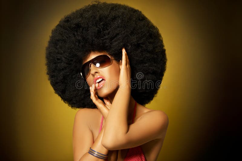 Afro und Badekurort. stockfoto. Bild von karosserie, frisch - 18502702