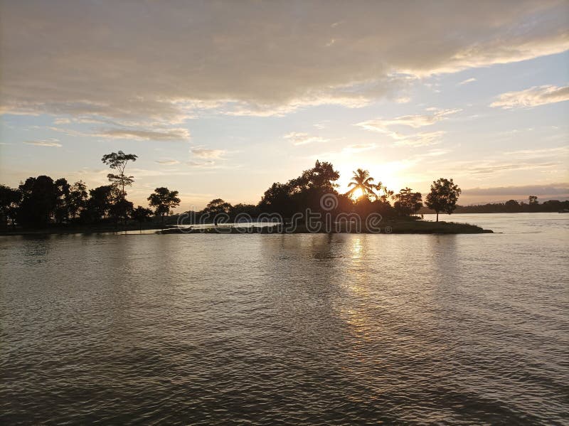 Afternoon Soothing Sunset Reflecting of River Water and Cloud Dance ...