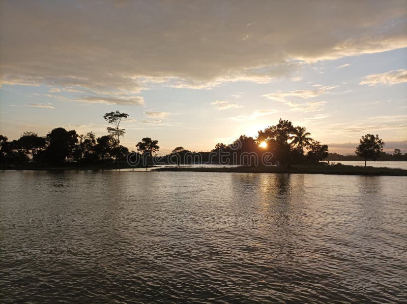 Afternoon Soothing Sunset Reflecting of River Water and Cloud Dance ...