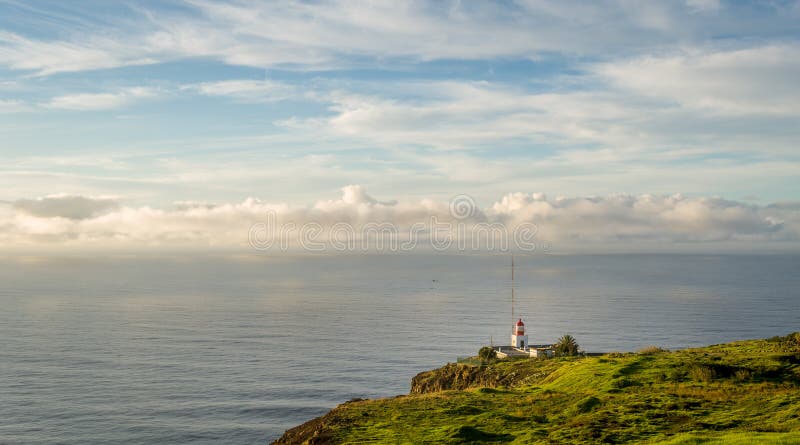 Fyrtorn I Natten Med Den Starka Ljusa Strålen Fotografering för ...