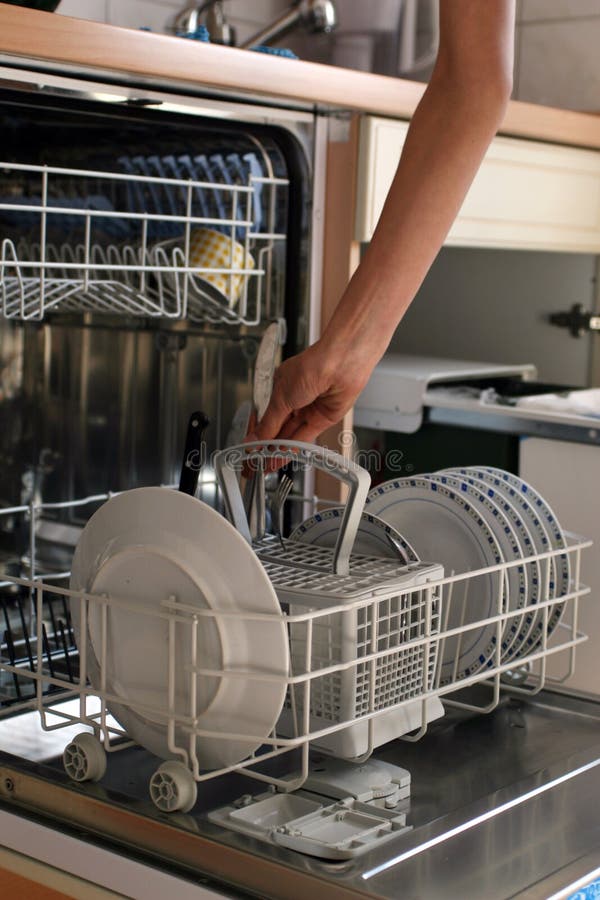 Afwasmachine met schotels stock afbeelding. Image of leeg - 13721375